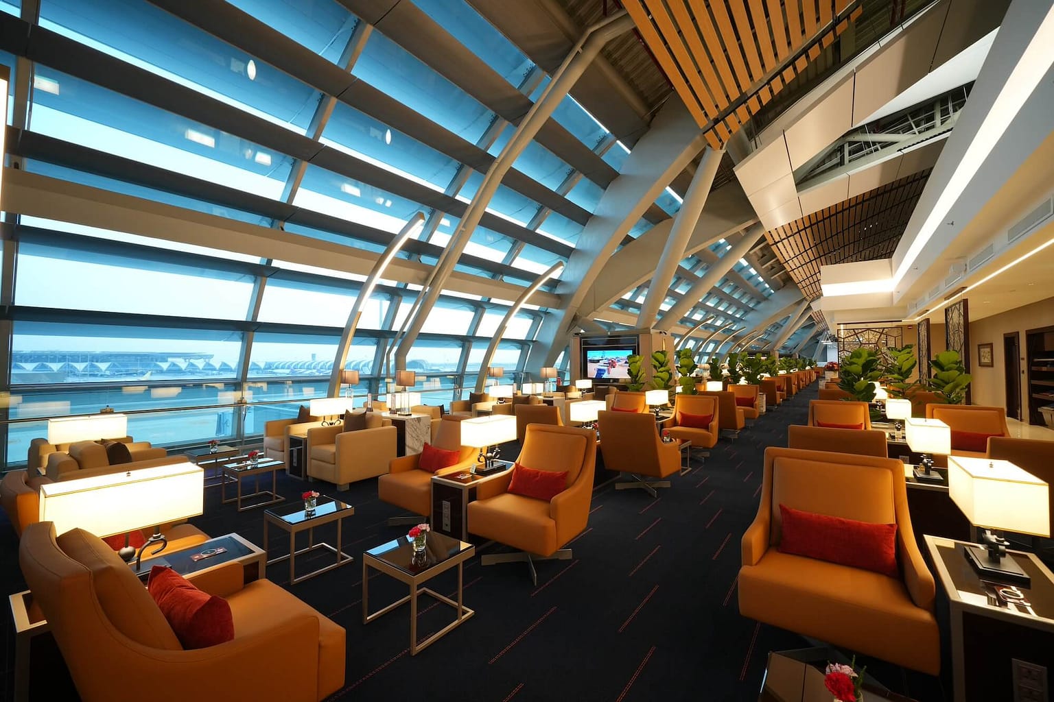 Weekend extras: Emirates open massive lounge in Bangkok, Etihad goes ...